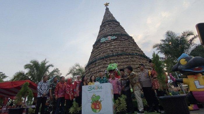 Pohon Natal Raksasa Saloka Tuntang Semarang Pecahkan Rekor Muri: Dibuat dari 4 Kuintal Enceng ...