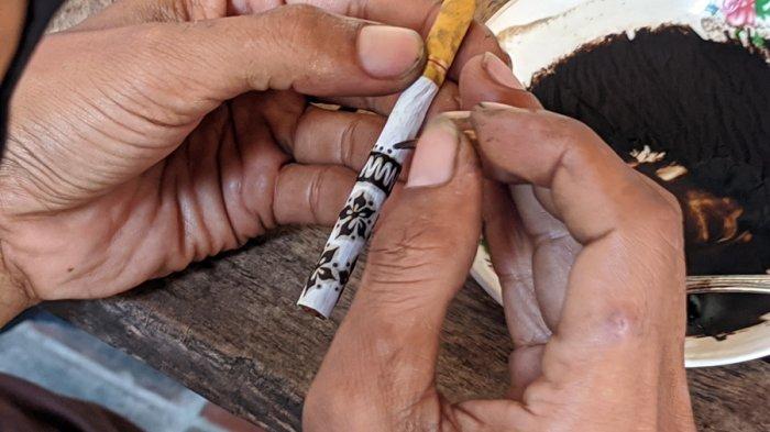 Mengintip Budaya Ngelelet di Lasem Rembang, Melukis Pola Batik di ...