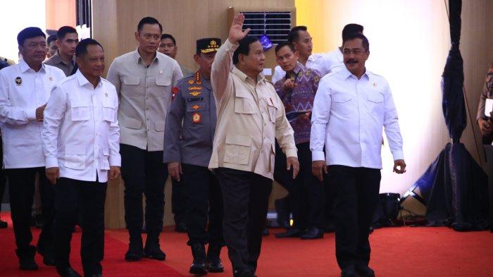 Presiden Prabowo Dikeliling Menteri eks-Polri saat Apel Kasatwil di ...