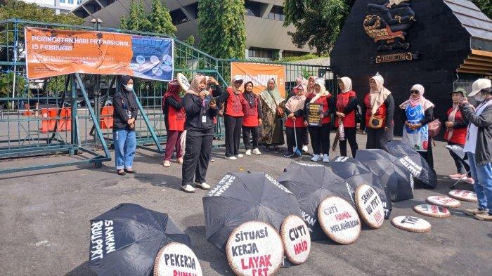 Peringati Hari PRT Nasional, Para Buruh PRT Demo Bawa Panci dan Sapu di ...