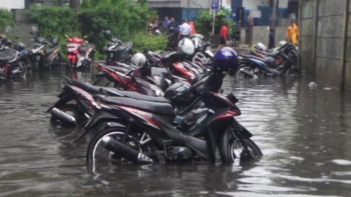 Jangan Paksa Nyalakan Mesin, Begini Penanganan Awal Sepeda Motor yang Terendam Banjir ...