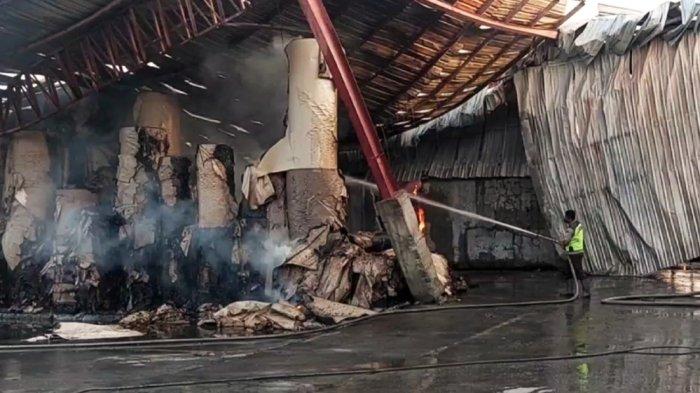 Sudah 9 Jam Disiram Api Tak Kunjung Padam, Kebakaran Hebat Landa Pabrik Kertas di Kudus ...