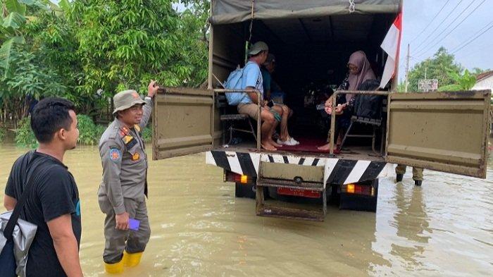 Bantu Korban Banjir Berangkat Kerja dan Sekolah, Satpol PP Pati Terjunkan Kendaraan Operasional ...