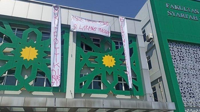 Gibran Diundang Diskusi, Spanduk 'Anak Haram Konstitusi Dilarang Masuk ... Gibran Diundang Diskusi, Spanduk 'Anak Haram Konstitusi Dilarang Masuk ...