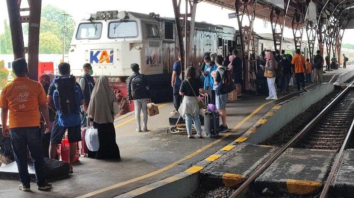 Apakah Penumpang Bawa Barang Banyak di Kereta Api Dikenai Biaya ...