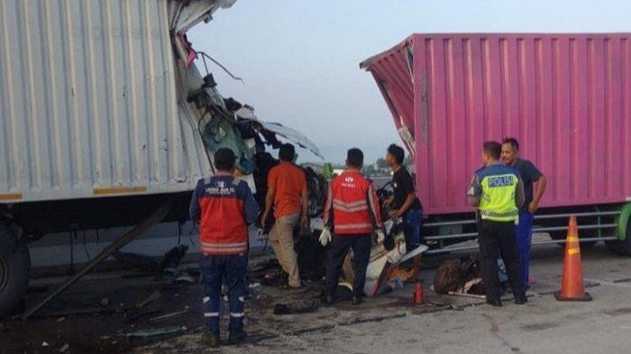 2 Orang Tewas. Truk Boks Tabrak Bokong Truk yang Mengalami Pecah Ban di ... 2 Orang Tewas. Truk Boks Tabrak Bokong Truk yang Mengalami Pecah Ban di ...