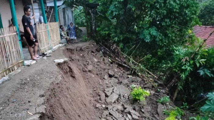 Tebing Longsor di Bantarsari Cilacap Ancam Rumah Warga, Sejumlah Orang Mengungsi ...