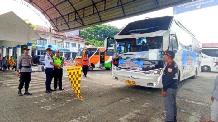 Sembilan Bus Angkut Pemudik Balik Ke Jakarta dari Terminal Mendolo ...