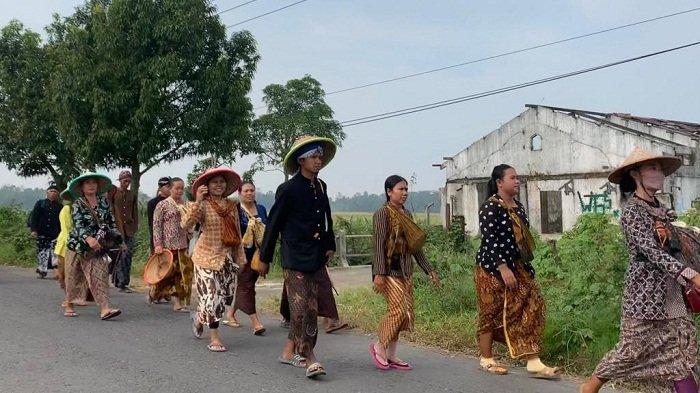 Tradisi Punggahan, Warga Adat Bonokeling Jalan Kaki dari Adiraja ...