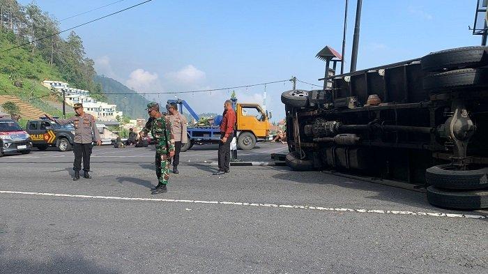 Diduga Sopir Tak Menguasai Medan, Truk Bermuatan Daging Beku Terguling ... Diduga Sopir Tak Menguasai Medan, Truk Bermuatan Daging Beku Terguling ...