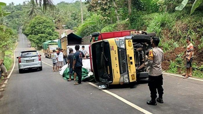 Tak Kuat Menanjak, Truk Bermuatan Pakan Ternak Terguling di Tanjakan Sigowok Kejobong ...