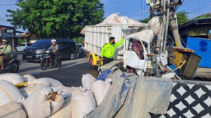 Truk Tabrak Tiang Listrik di Papahan Karanganyar, Listrik Ke Rumah 2.720 Pelanggan Sempat Padam ...