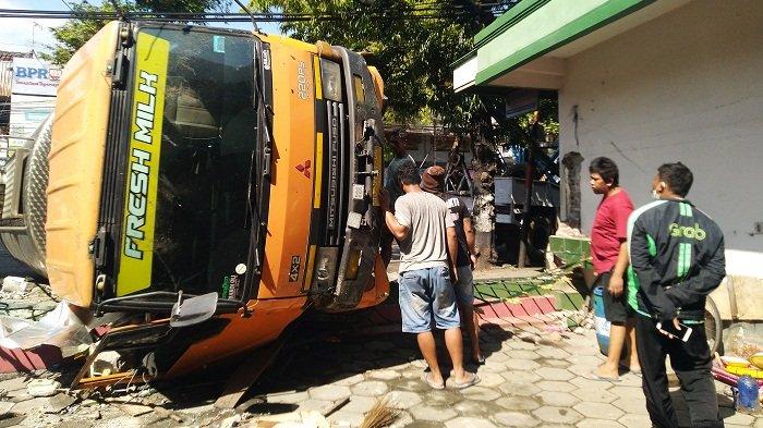 Truk Susu Tabrak Pagar Masjid Agung Kendal: Asnawi Tinggalkan Salat untuk Cek Kondisi Becak ...