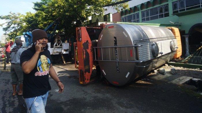 Tabrak Pagar Masjid Agung Kendal, Truk Tangki Pengangkut Susu Terguling - Tribunbanyumas.com