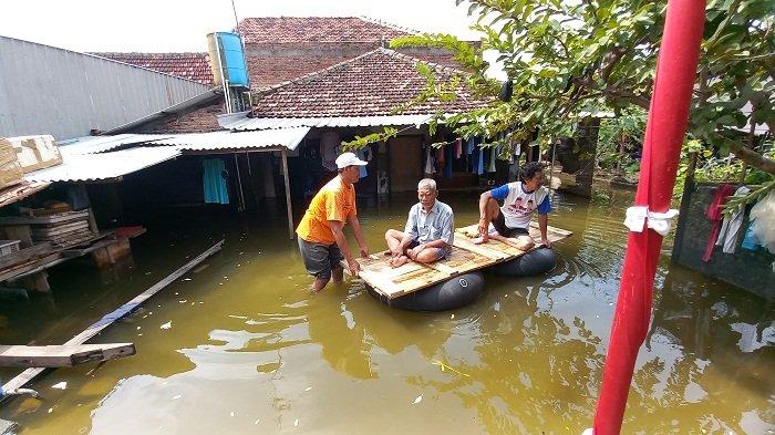 Banjir Masih Mengepung Kudus, 1.128 Warga Bertahan di Pengungsian - Tribunbanyumas.com