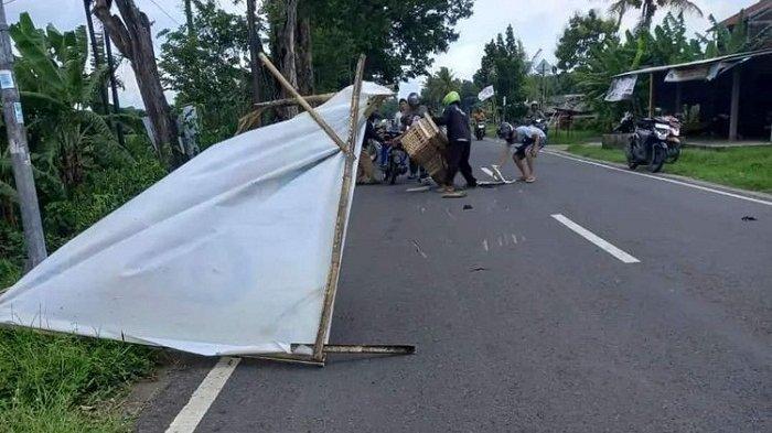 Baliho Caleg Miring Bikin Pemotor Terjatuh di Pituruh Purworejo ...