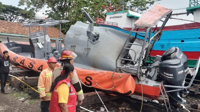 Video Kapal RIB Milik Basarnas Meledak dan Terbakar di Pelabuhan Sleko ...