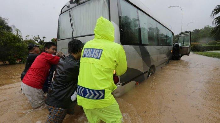 Tak Peduli Hujan dan Banjir, Satlantas Polresta Barelang Turun ke Jalan Bantu Dorong Kendaraan ...