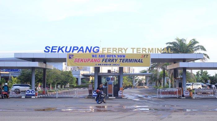 Pelayaran Kapal di Pelabuhan Internasional Sekupang Batam Ditunda ...