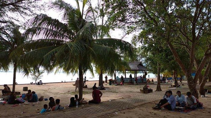 Meski Cuaca Buruk, Pantai Melayu Batam Dipadati Pengunjung - Tribunbatam.id