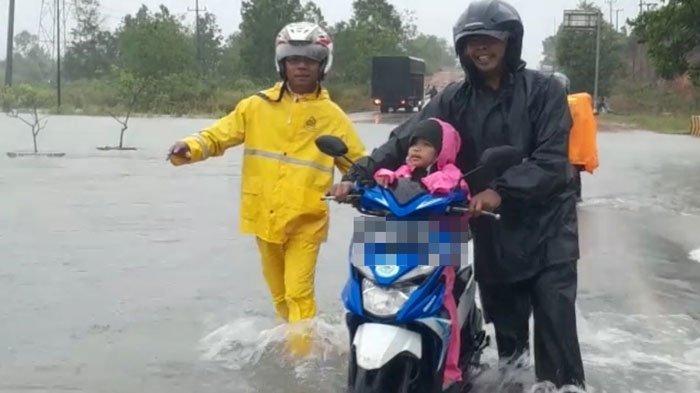 Banjir di Bintan, Banyak Motor Mogok Akibat Nekat Melintas di Jalan Lintas Barat - Tribunbatam.id