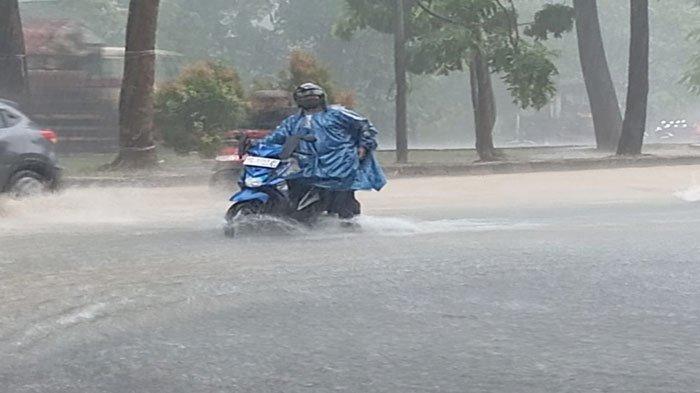 Hujan Sebentar, Jalan R Suprapto Batam Terendam Banjir Setinggi 50 cm, Banyak Motor Mogok ...