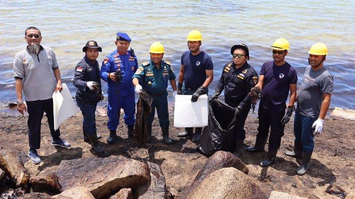 Tim Gabungan Bersihkan Limbah Minyak Hitam yang Cemari Pesisir Pantai di Bintan - Tribunbatam.id