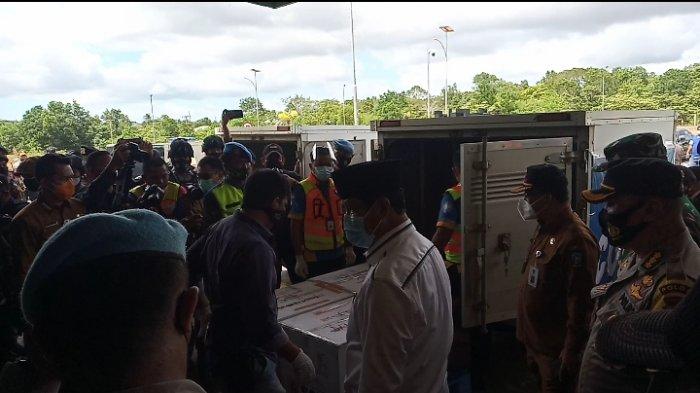 Vaksin Covid-19 Tiba di Kepri, Aparat Kawal 2 Mobil Box Pembawa Vaksin ...