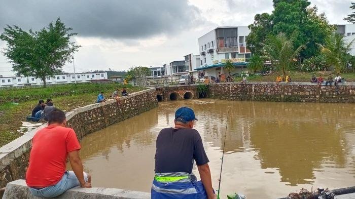 Musim Hujan Jadi Berkah Buat Warga Batam yang Hobi Mancing, Banyak Ikan ...