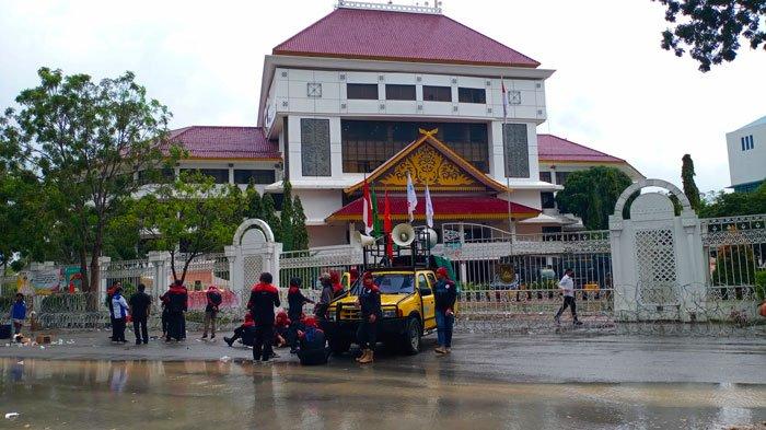 BURUH Batam Demo Lagi, Tolak Rekomendasi UMK Batam 2023 Senilai Rp 4,5 ...
