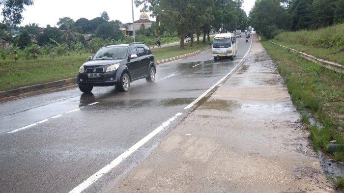JALAN Trans Barelang Batam Tak Ada Drainase, Air Hujan Genangi Jalan ...