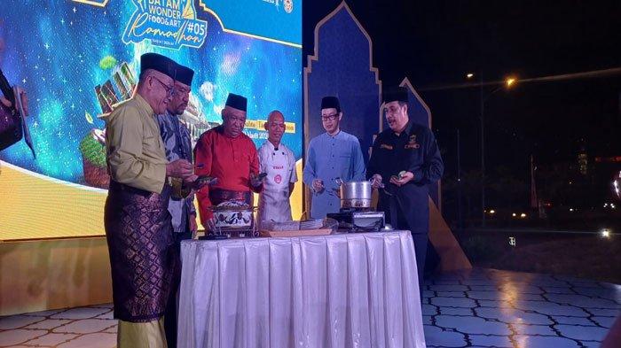 Batam Wonder Food & Art Ramadhan 2024 Dibuka dengan Memasak Laksa Khas ...