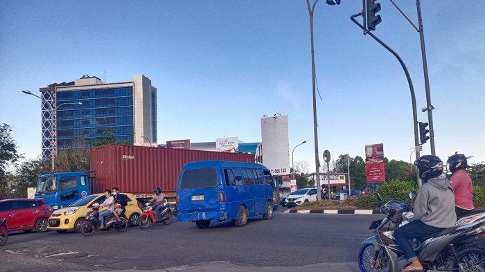 NEKAT Terobos Lampu Merah, Sebuah Angkot 'Terjebak' di Simpang Frengki ...