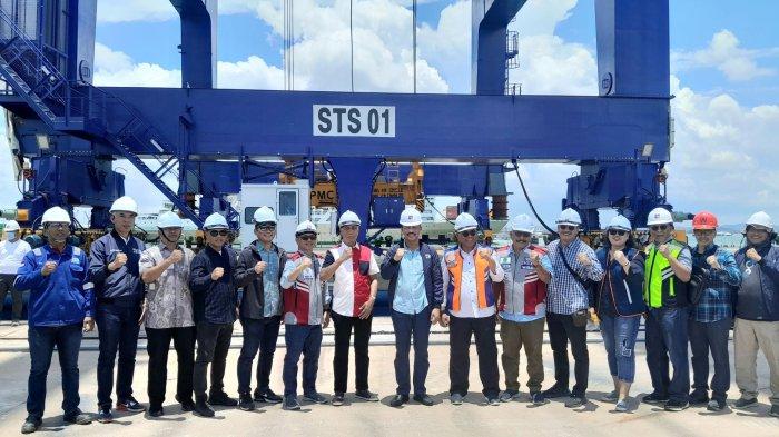 BATAM Siap Jadi Pusat Logistik Indonesia, STS Crane di Pelabuhan Batuampar Diresmikan ...