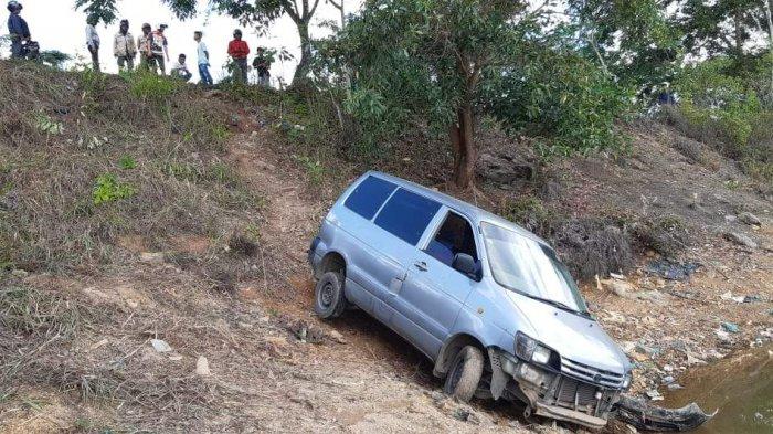 KECELAKAAN DI BATAM - Mobil Masuk Dam Muka Kuning, Polisi Cari Tahu ...
