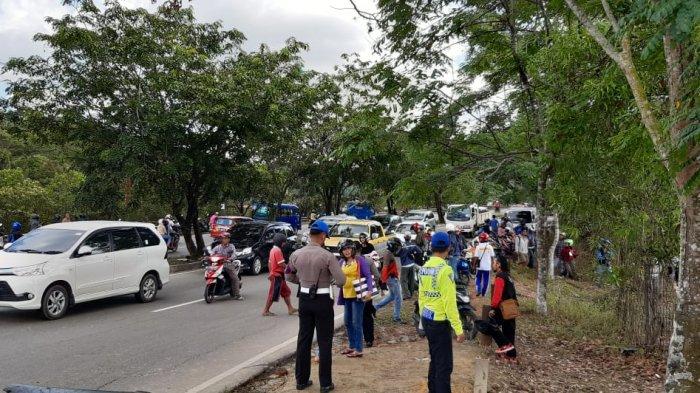 KECELAKAAN DI BATAM - Mobil Terjungkal Masuk Dam Muka Kuning Batam Jadi ...