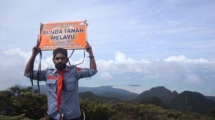 Cerita Tim Penjelajah Mahasiswa UNJA Berhasil Gapai Puncak Gunung Daik ...