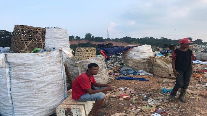 Cerita Ujang Mengais Rezeki Dari Sampah TPA Punggur, Sehari Bisa Dapat ...