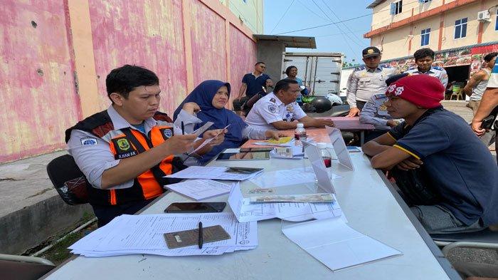 Puluhan Kendaraan Terjaring Razia KIR di KM 10 Tanjungpinang - Tribunbatam.id