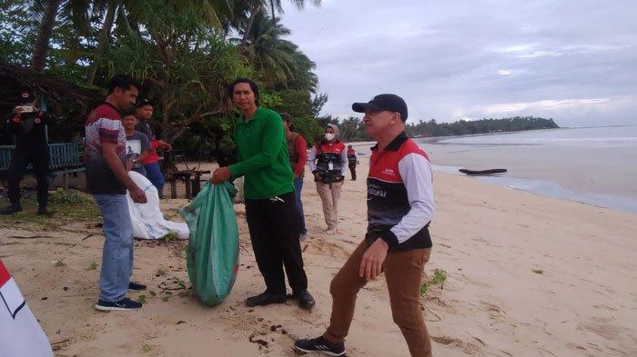 Wabup Natuna Rodhial Huda Ajak Masyarakat Gotong Royong Bersihkan Lingkungan - Tribunbatam.id