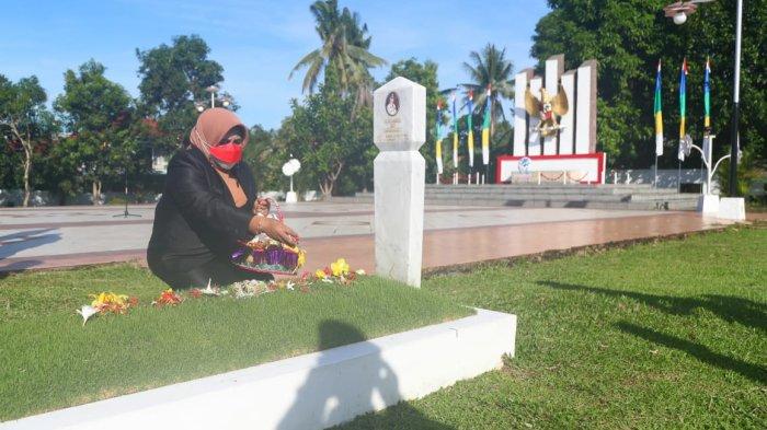 HARI PAHLAWAN - Walikota Tanjungpinang Ziarah dan Tabur Bunga di Pusara ...