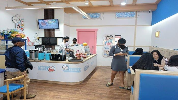 Tempat Nongkrong Baru di Batam, Dolyn Cafe Tawarkan Konsep Serba Doraemon - Tribunbatam.id
