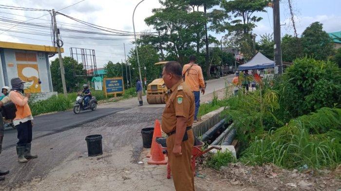 Tanah Ambles hingga Jalan Hampir Putus, Pemko Akhirnya Perbaiki Jalan ...