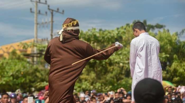 Kepergok Selingkuh di Balik Pintu, Oknum PNS dan Honorer Dicambuk 100 ... Kepergok Selingkuh di Balik Pintu, Oknum PNS dan Honorer Dicambuk 100 ...