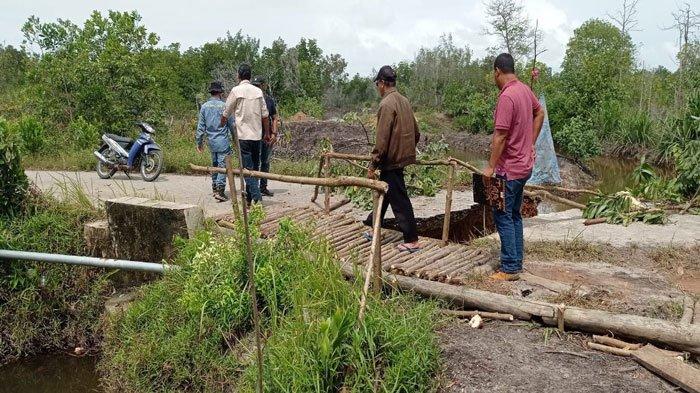 Jalan Amblas di Karimun Belum Diperbaiki, Warga Goro Bangun Jembatan Alternatif - Tribunbatam.id