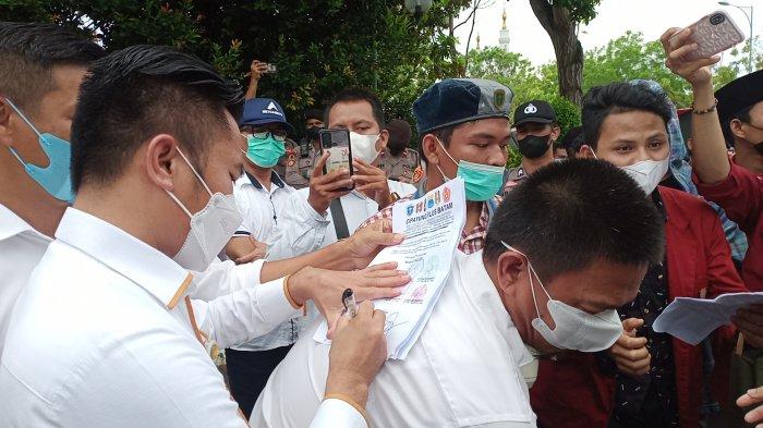 SEMPAT Merangsek dan Masuk Paksa, Peserta Demo Akhirnya Bubar Setelah Bertemu Anggota DPRD Batam ...
