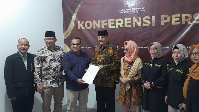 Ismeth Abdullah Datangi Kantor KPU Kepri, Daftar Bacalon DPD RI ...