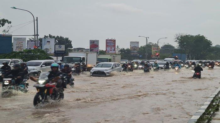 Jalan Protokol Dekat Lampu Merah Tiban Batam Terendam Banjir, Banyak Motor Mogok - Tribunbatam.id