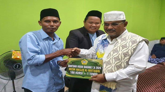 Bupati Karimun Aunur Rafiq Serahkan Bantuan Ke Warga Saat Safari