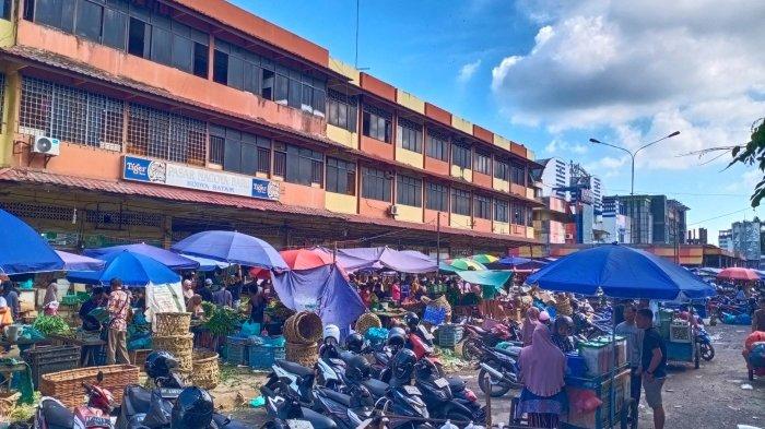 Sejumlah Pohon Tua di Sekitar Pasar Tos 3000 Batam Dipangkas ...